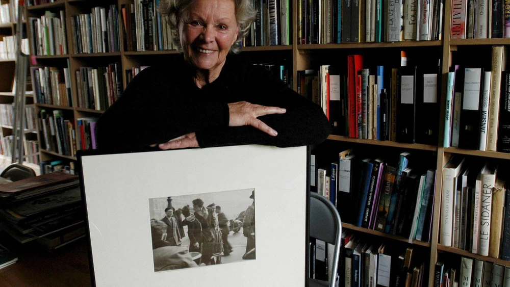 Paris: Frau vom legendären Kuss-am-Rathaus-Foto gestorben | FAZ