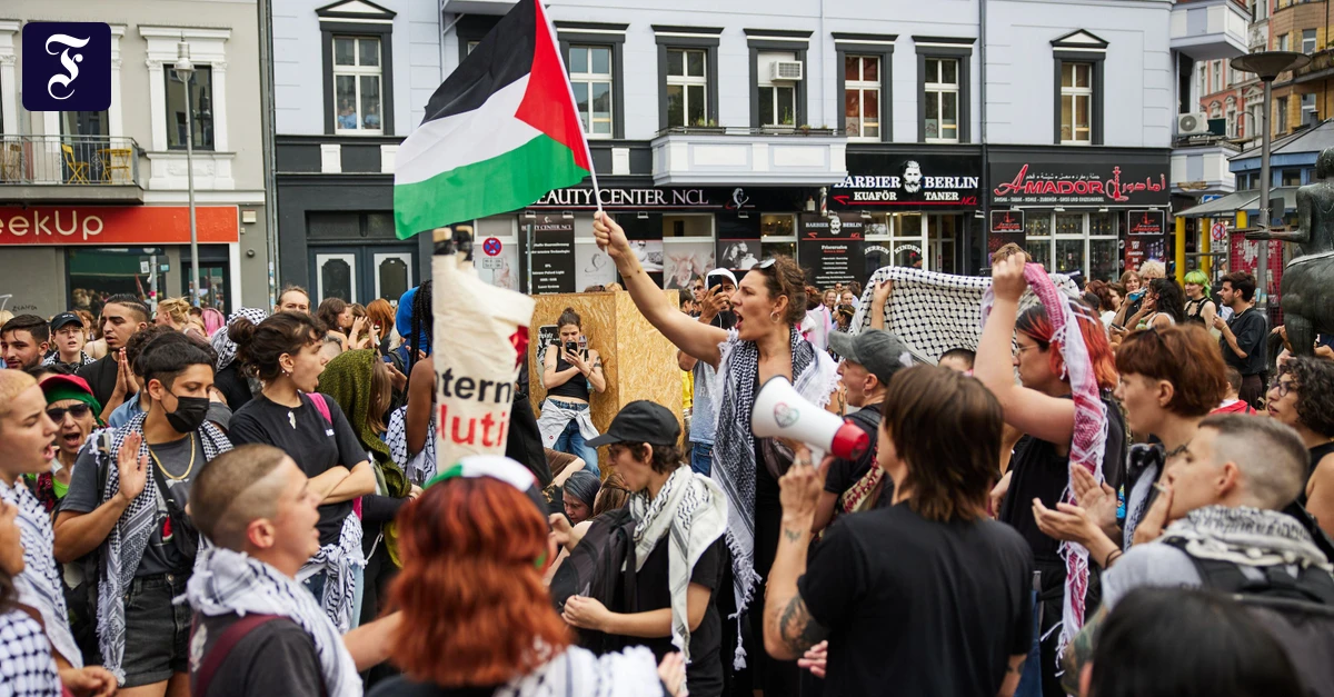 „Bild“-Reporter Iman Sefati nach „Dyke March“ mit Messer bedroht | FAZ