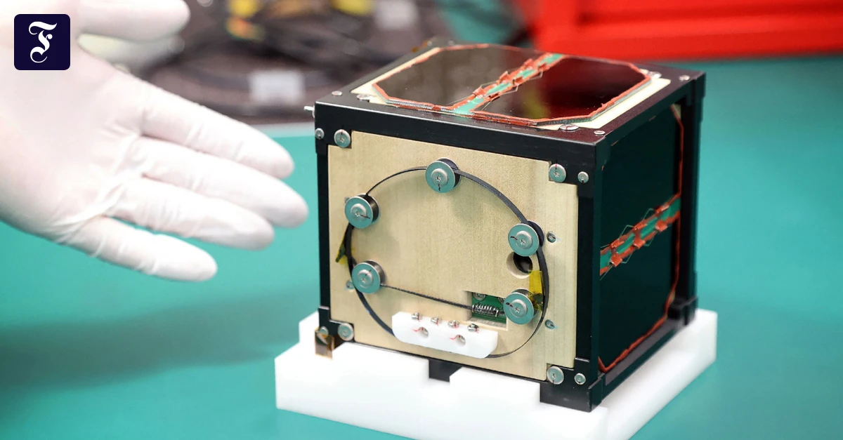 Japaner schicken Satellit aus Holz ins All | FAZ