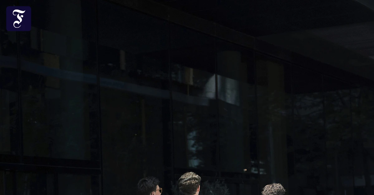 Sneaker und Chinos: So sieht die neue Uniform der Banker aus | FAZ