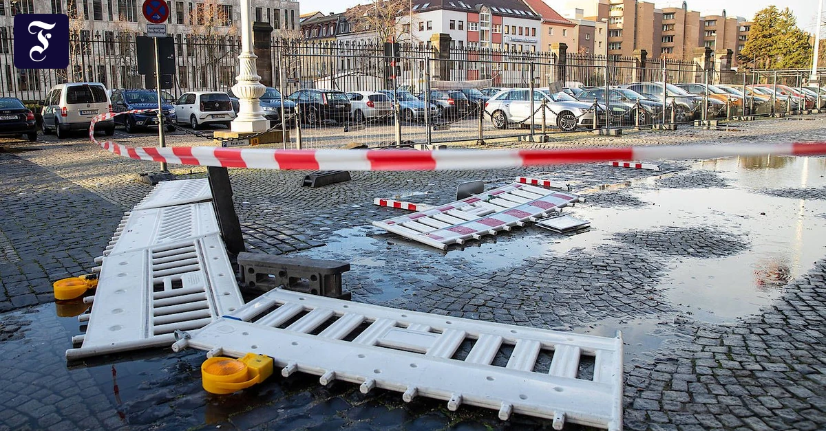 Live-Blog zum Sturm Sabine: Bahn nimmt Verkehr langsam wieder auf | FAZ