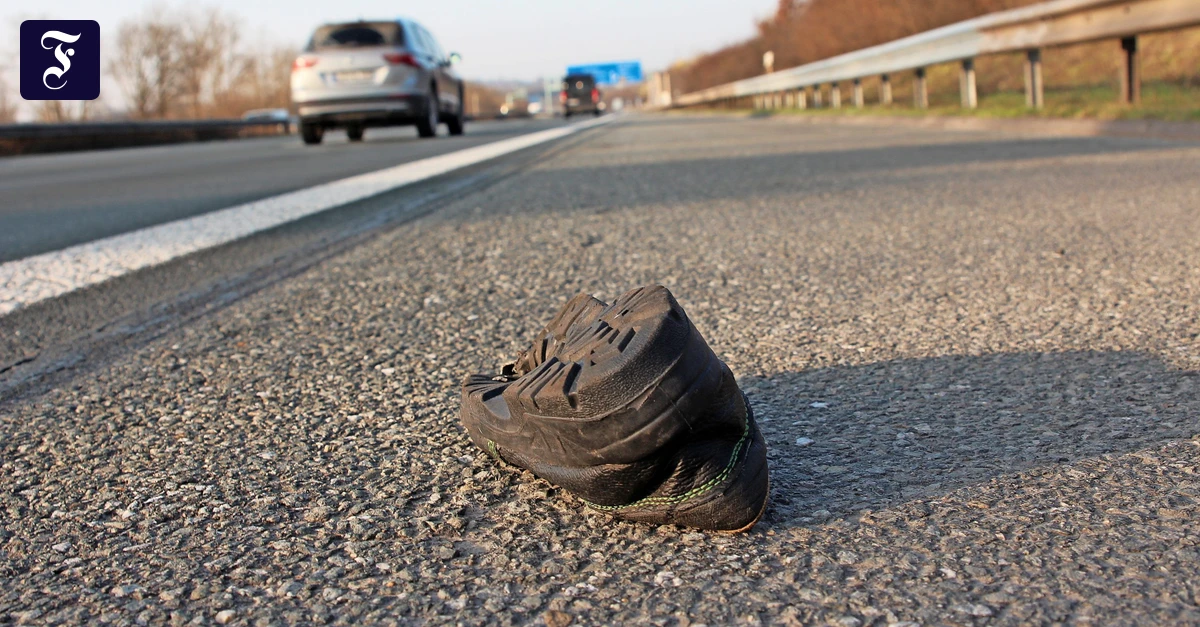 Was hinter den einsamen Schuhen am Autobahnrand steckt | FAZ