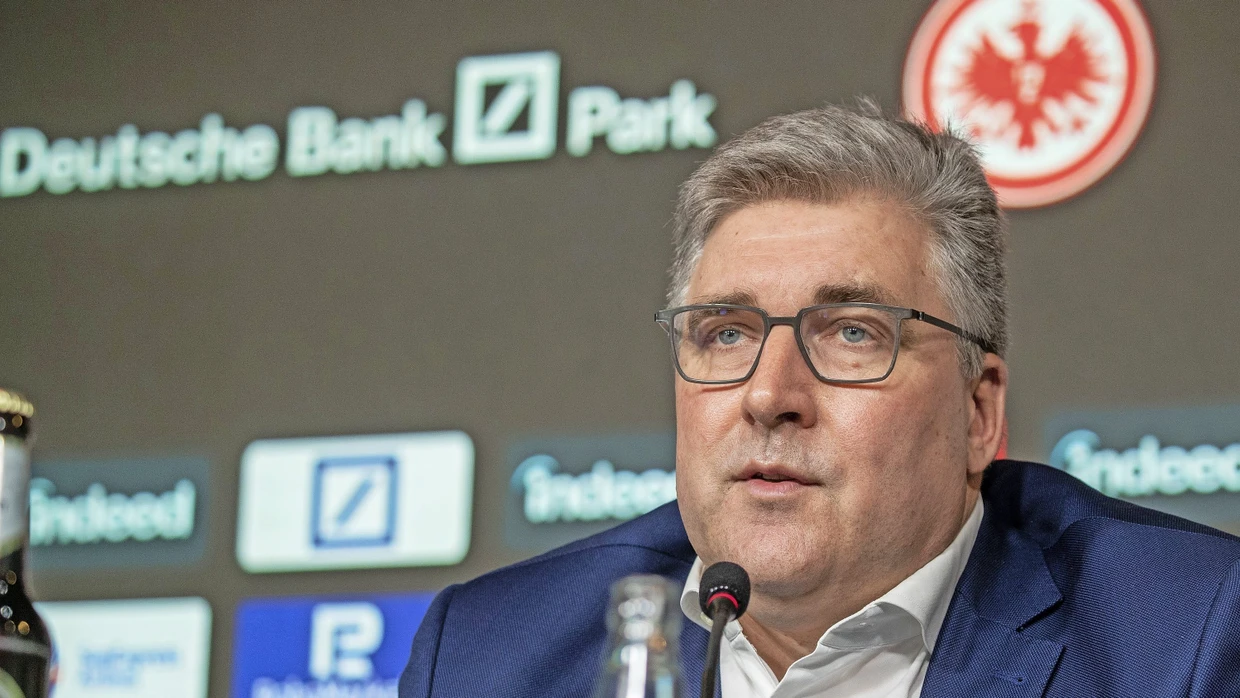 Eintracht Frankfurt: Hellmann bleibt, Fischer soll sich zurückziehen | FAZ