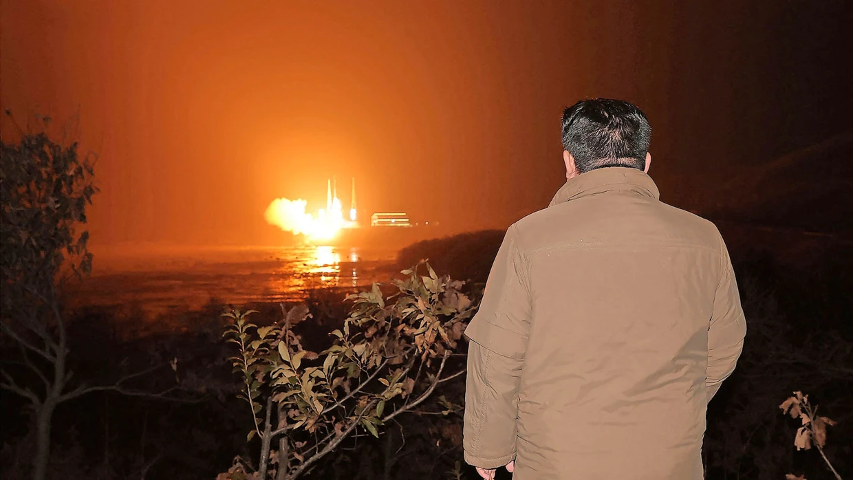 Nordkorea: Regime schießt Militärsatelliten ins All | FAZ