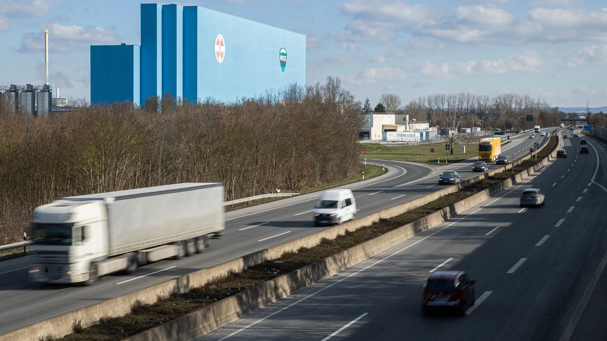 A67 bei Groß-Gerau: 33-Jähriger stirbt beim Versuch, die Autobahn zu ...