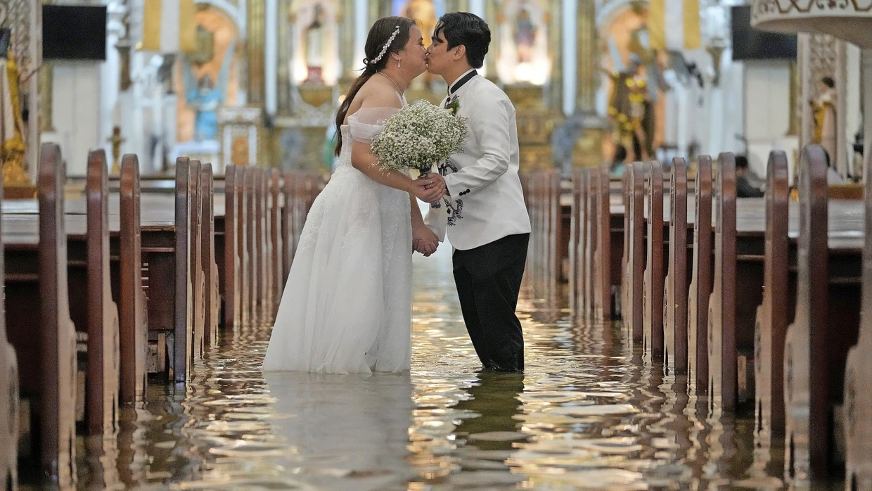 Sturm Wipha auf den Philippinen: Kuriose Hochzeit im Hochwasser | FAZ