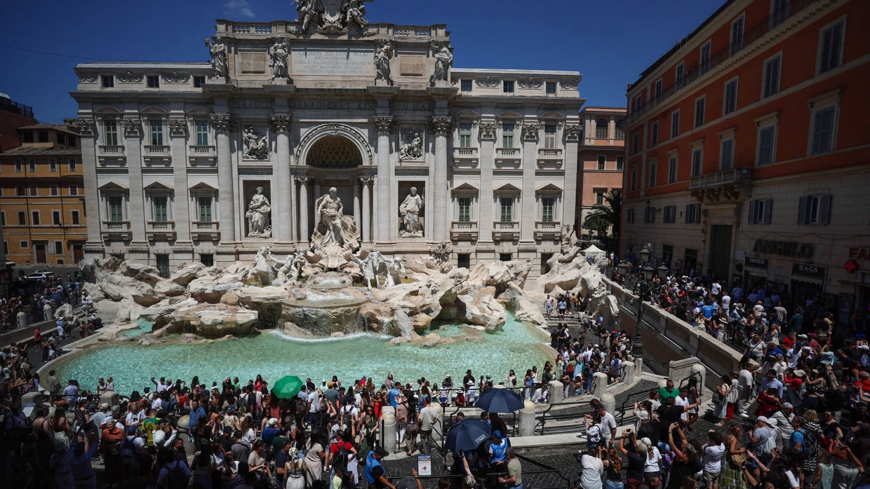 Rom: Touristin aus Paraguay badet im Trevi-Brunnen | FAZ
