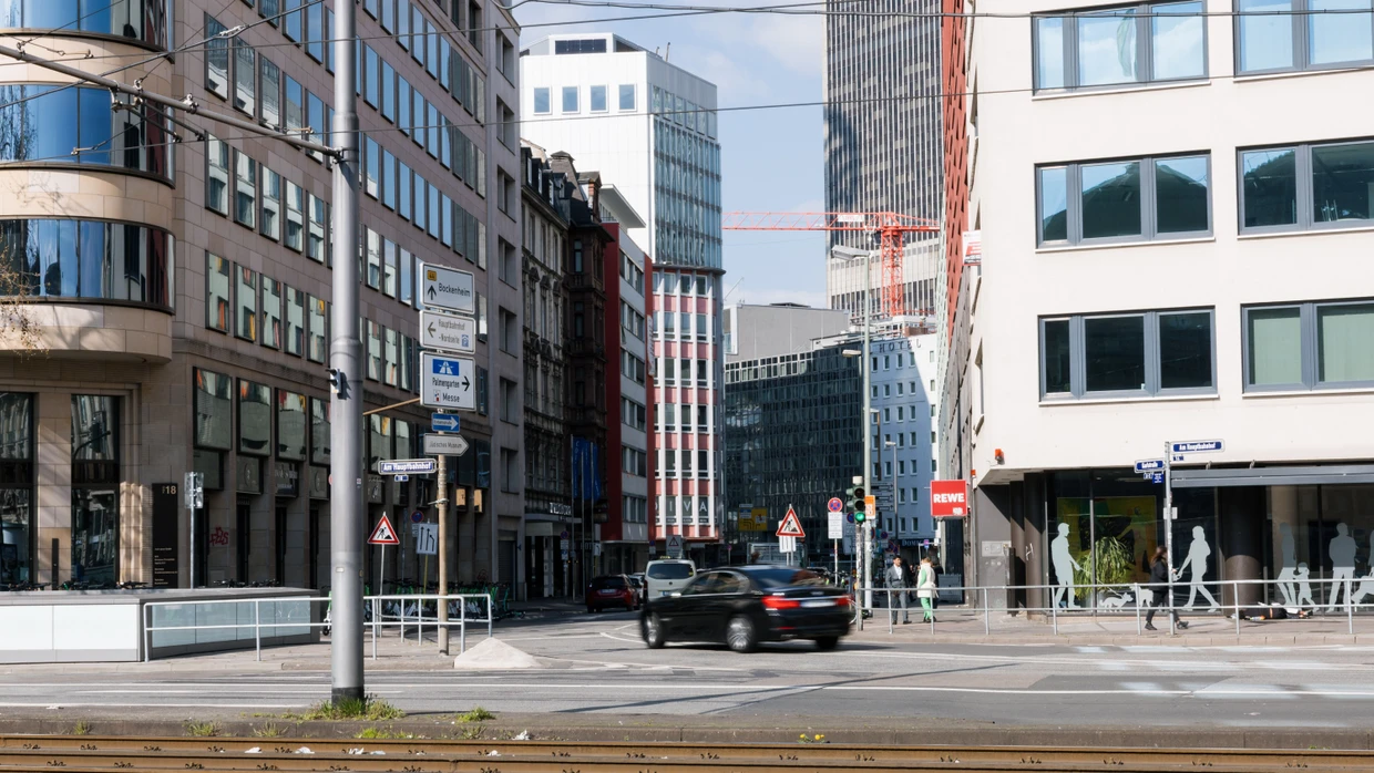 Arbeiten an Karlstraße: Straßensperrung am Frankfurter Hauptbahnhof | FAZ