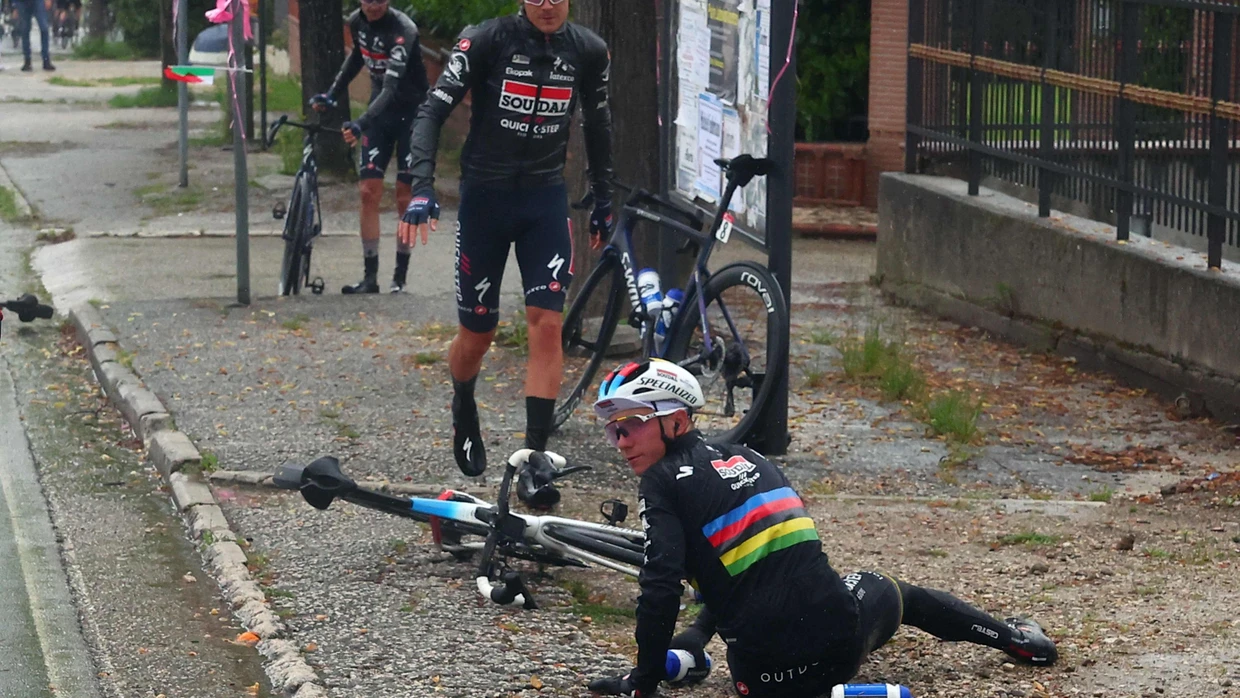 Giro d'Italia: Ein Hund bringt Evenepoel zu Fall | FAZ