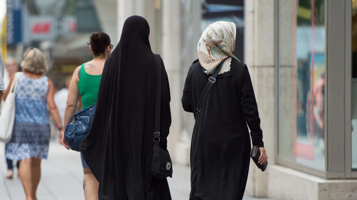 Frankreich will muslimisches Gewand Abaja aus Schulen verbannen | FAZ