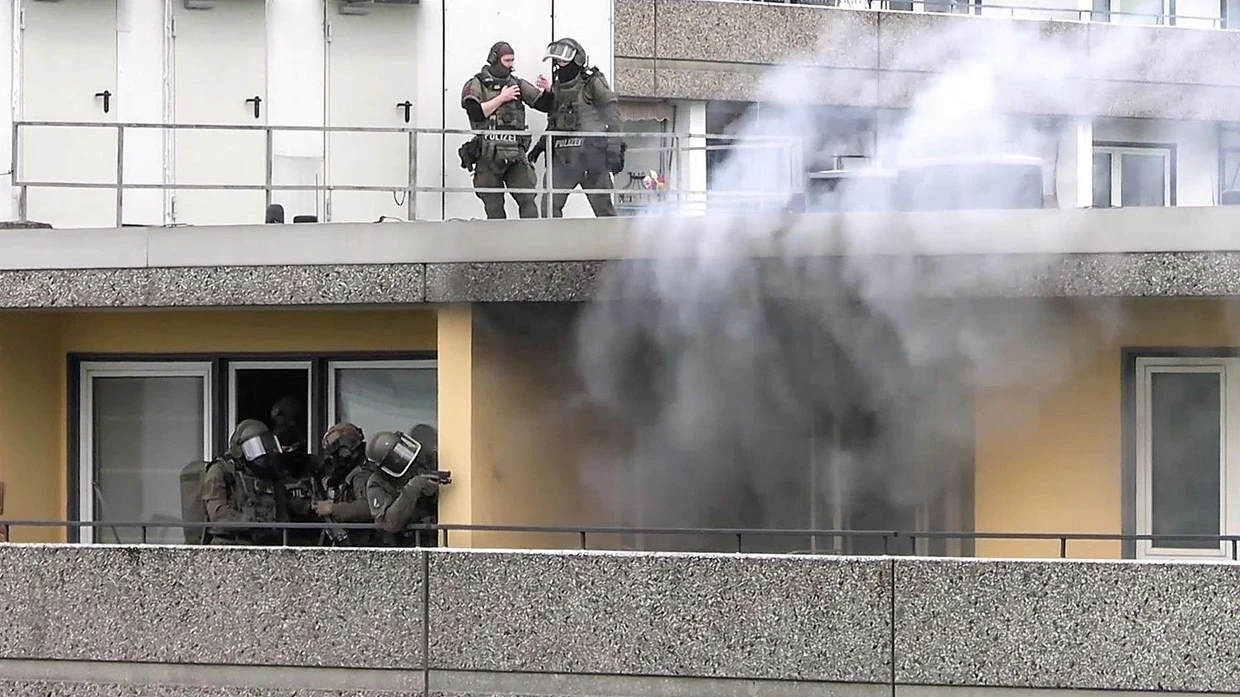 Explosion in Ratingen: Polizei und Feuerwehr bei Einsatz schwer ...