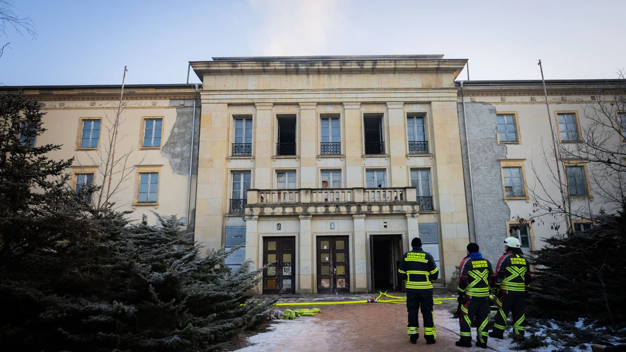 Großbrand auf Bogensee-Areal mit Goebbels-Villa: Löscharbeiten dauern ...
