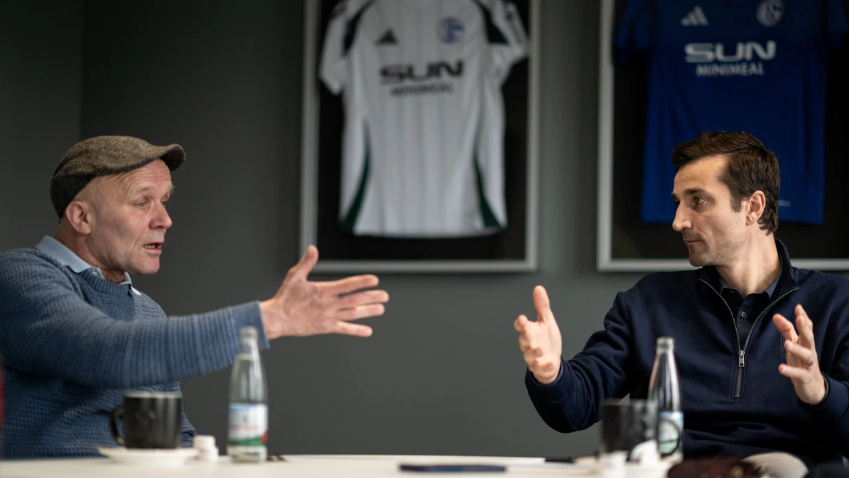 FC Schalke 04: Matthias Tillmann diskutiert mit Fan Roger Lenhard | FAZ