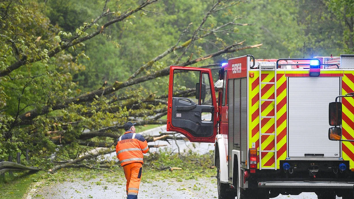 Bundesstraße 8 soll nach Unwetter wieder freigegeben werden | FAZ