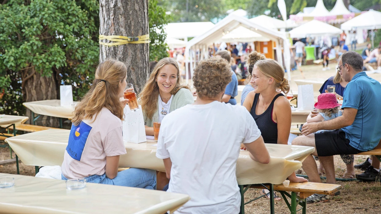 Mainzer Weinmarkt: Entspannter Genuss unter alten Bäumen | FAZ