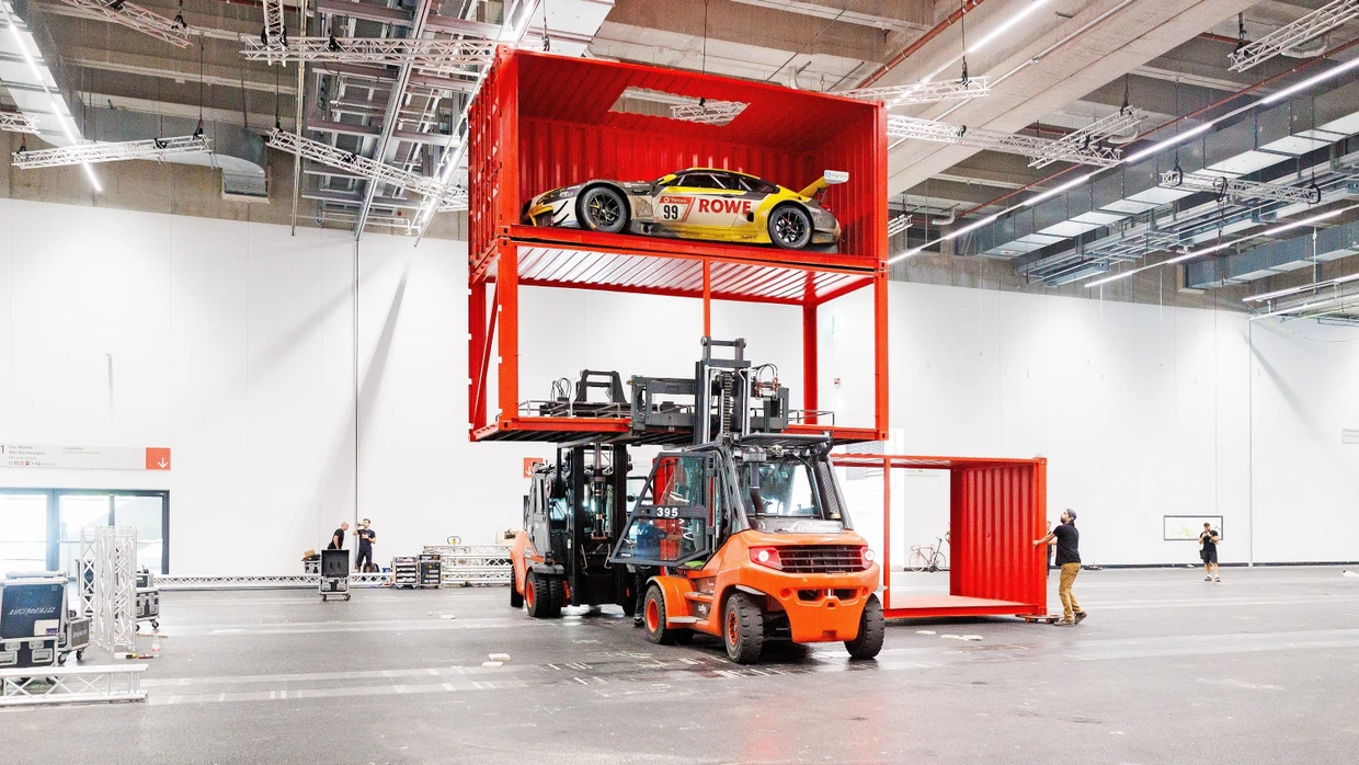 Automechanika in Frankfurt: Wie ein Rennwagen in den dritten Stock ...