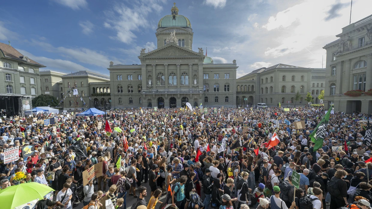 Schweiz: Tausende Menschen protestieren für mehr Klimagerechtigkeit | FAZ