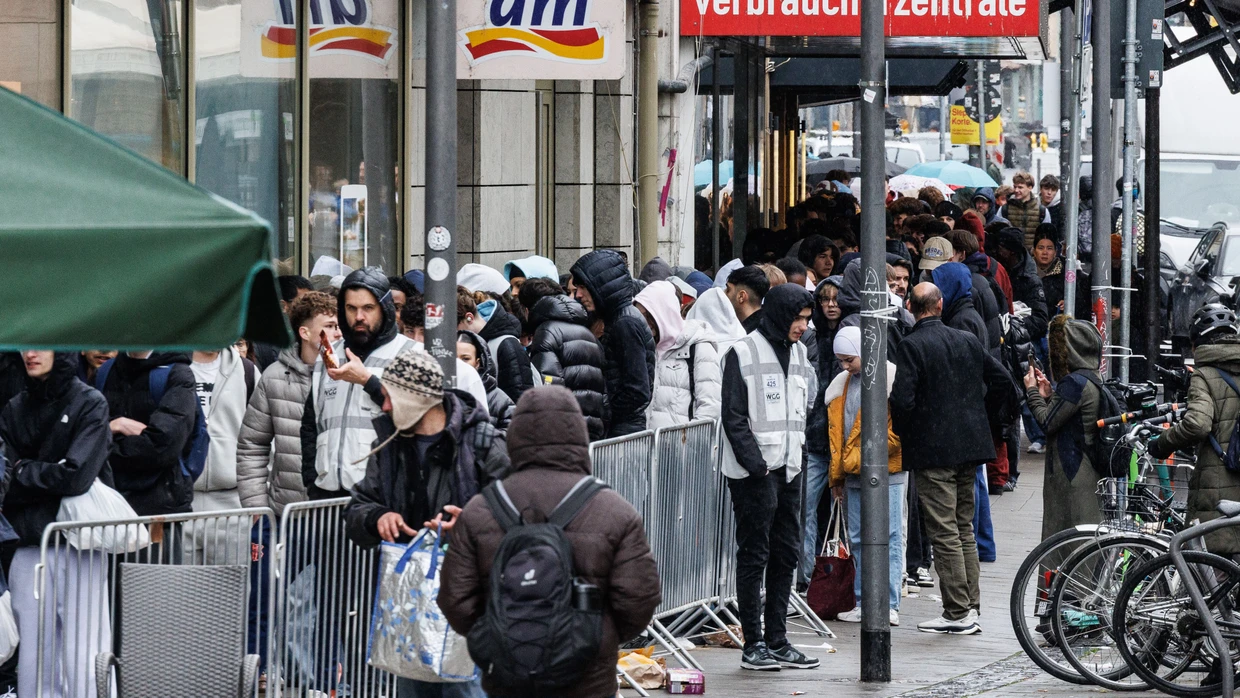 6pm in Frankfurt: Tausende stehen für Jogginghosen von Achraf Ait ...