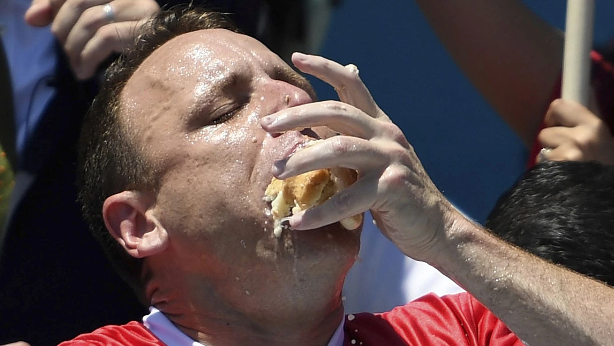Rekord für Joey Chestnut: 83 Hotdogs in zehn Minuten | FAZ
