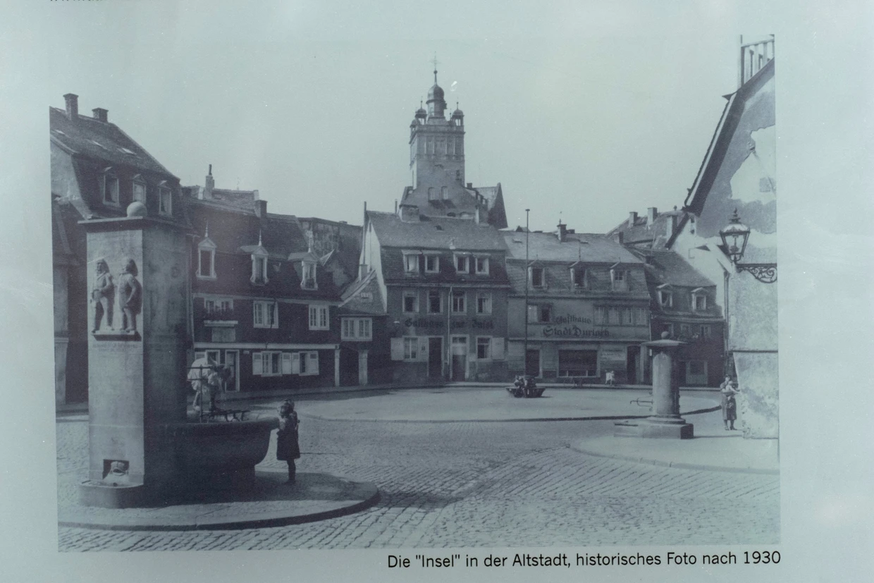 Sandsteinbrunnen aus Darmstädter Altstadt kehrt nach Restaurierung ...