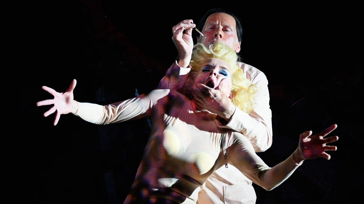 „Sanatorium zur Gänsehaut“ im Schauspiel Frankfurt: Doktor, was ist in ...