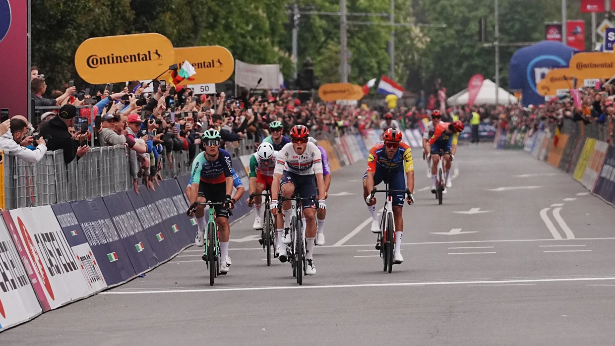 Giro: Massensturz bei Auftakt in Bulgarien – Paul Magnier siegt | FAZ