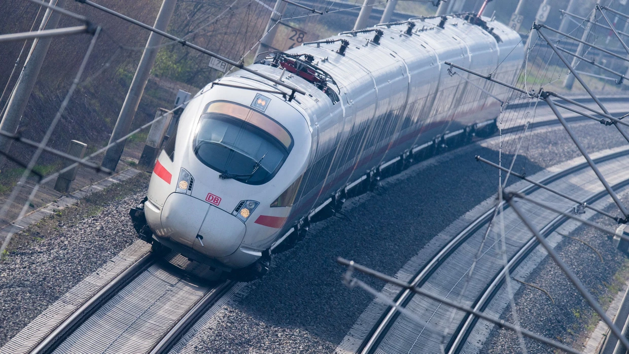 Hamburg: Blitzeinschlag verursacht Verspätungen und Zugausfälle | FAZ