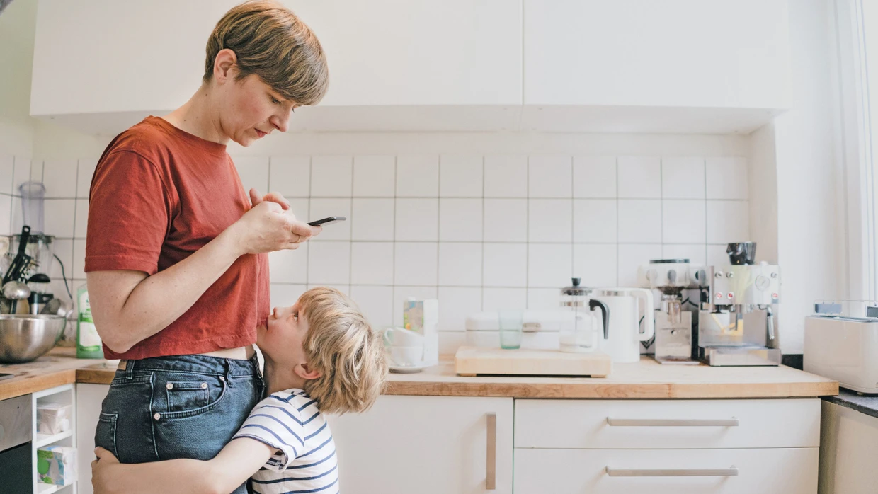 Eltern am Handy: Das schädliche Smartphone ist nötig | FAZ
