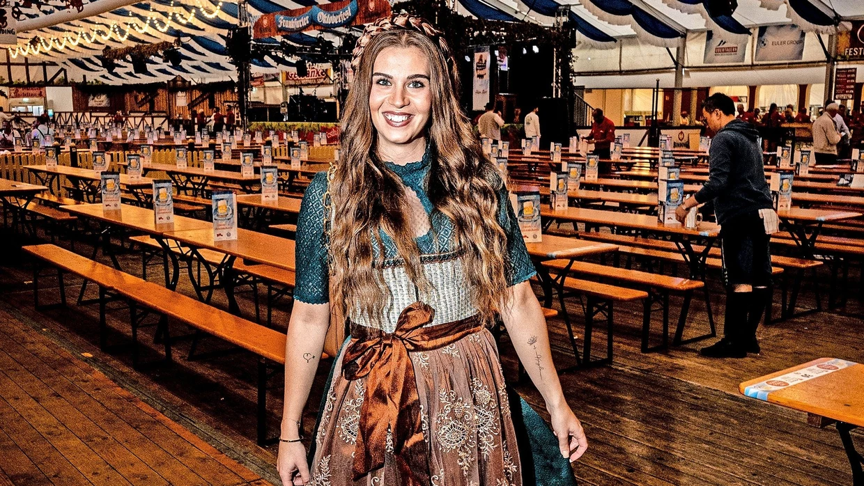 Moderne und traditionelle Trachten auf dem Frankfurter Oktoberfest | FAZ