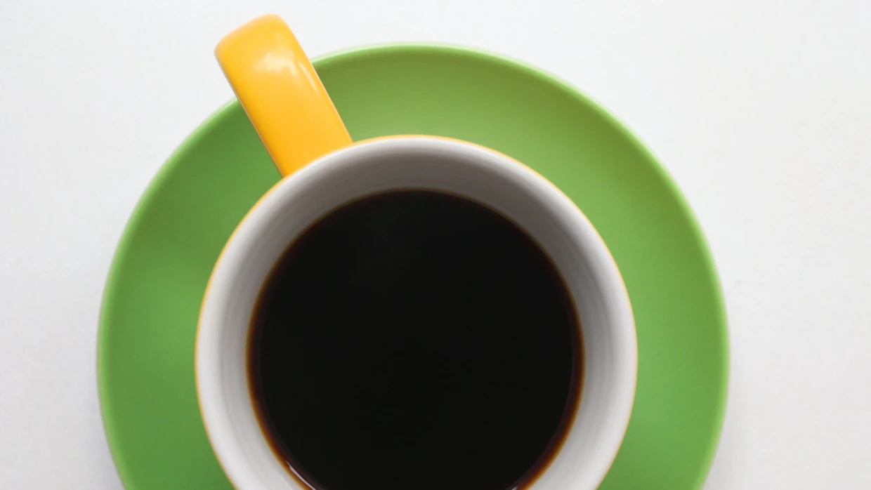 Dreieich: Aus Gebäude geworfene Tasse verfehlt Spaziergänger nur knapp ...