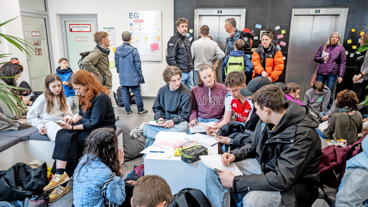 IGS Süd: Flashmob im Frankfurter Stadtschulamt gegen marode Schule | FAZ