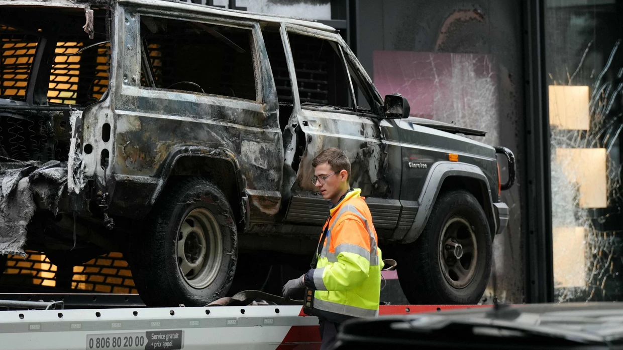 Mit Geländewagen gerammt: Diebe überfallen Luxusboutique im Zentrum von ...