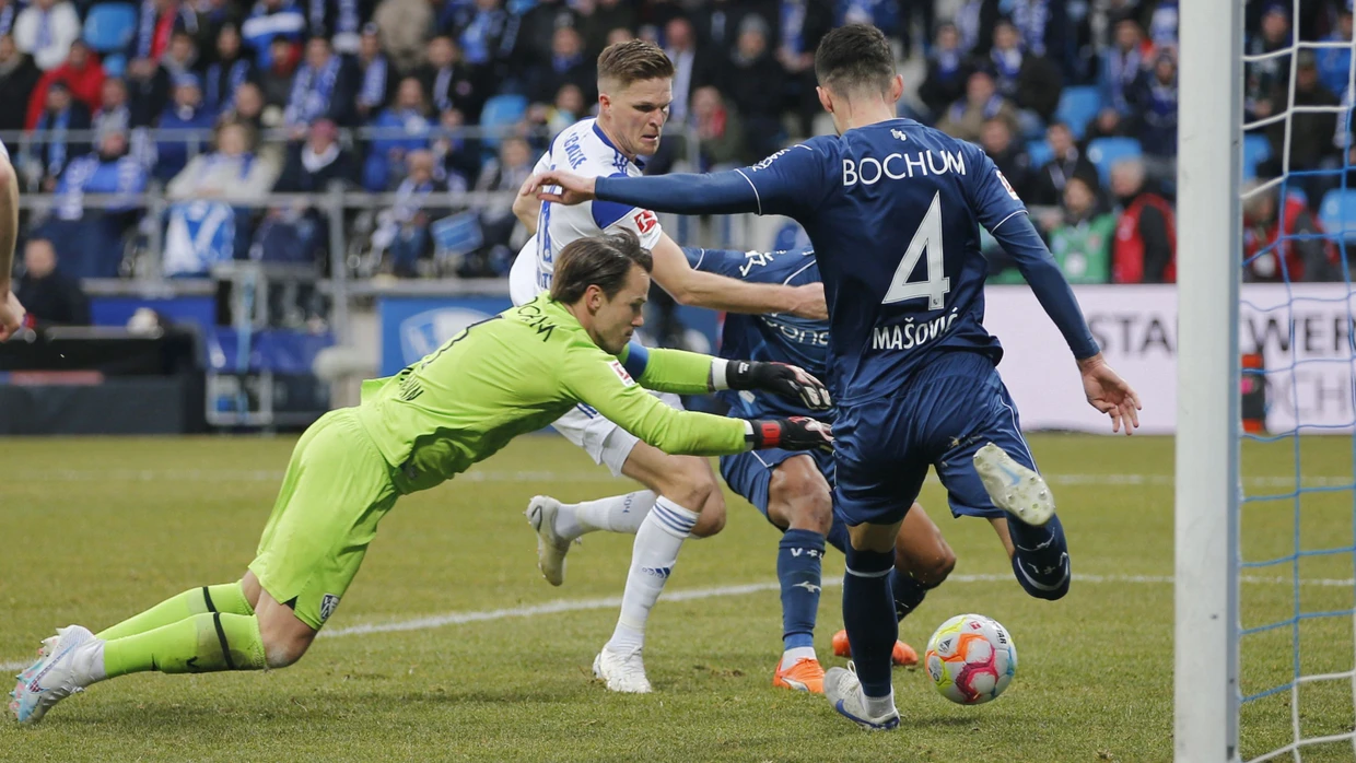 FC Schalke 04 besiegt VfL Bochum durch Eigentor von Manuel Riemann | FAZ