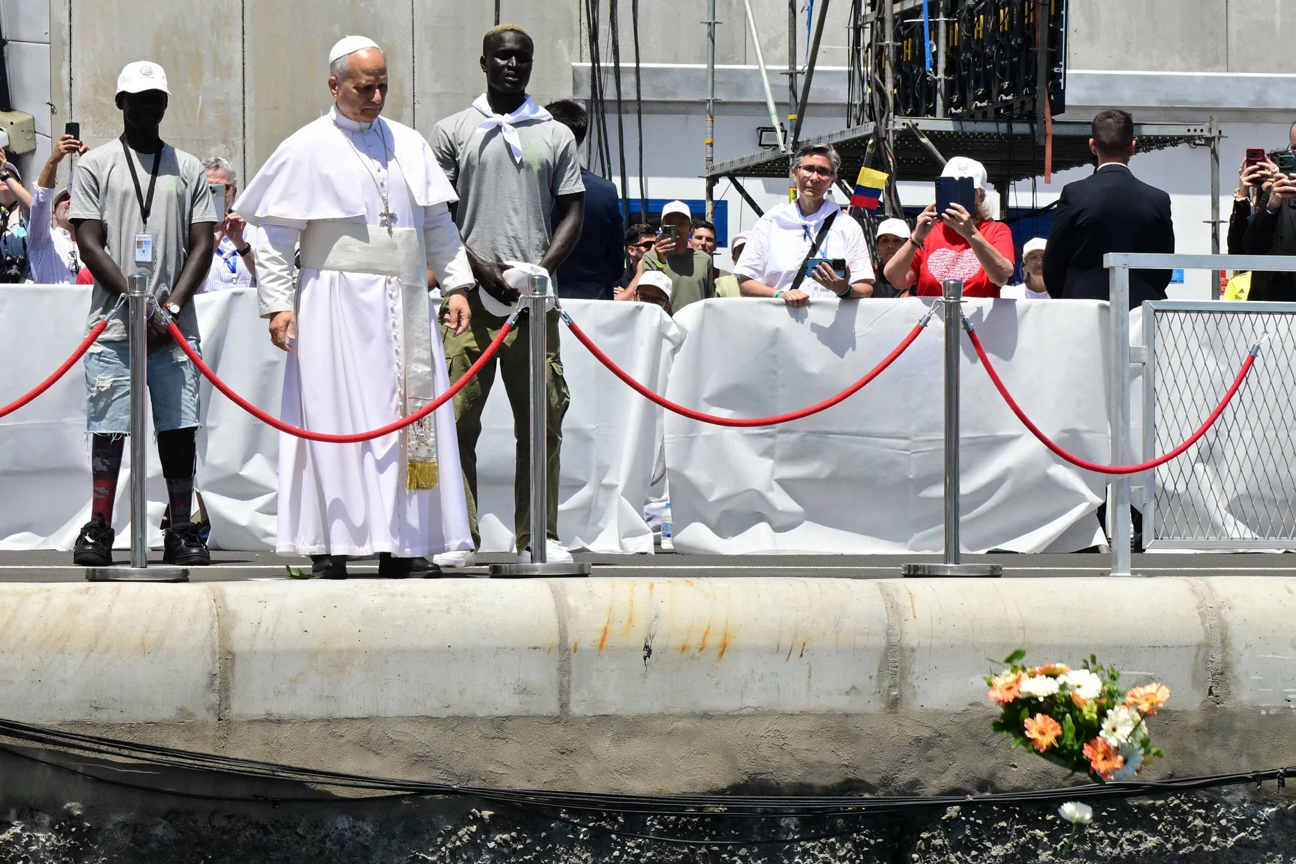 Papst Leo XIV auf den Kanaren: Vor der Würde der Migranten verneigt | FAZ