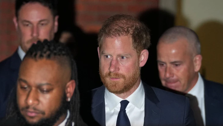 Prinz Harrys Klage gegen britische Medien zielt auch auf ihn selbst | FAZ