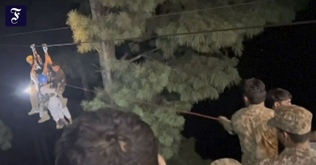 Seilbahnunfall in Pakistan: Spektakuläre Rettungsaktion in 300 Meter ...