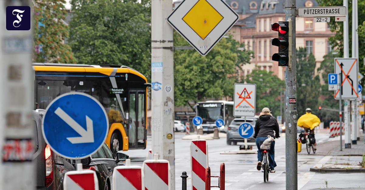 Darmstadt: Schutzstreifen für Radfahrer zum Abbiegen