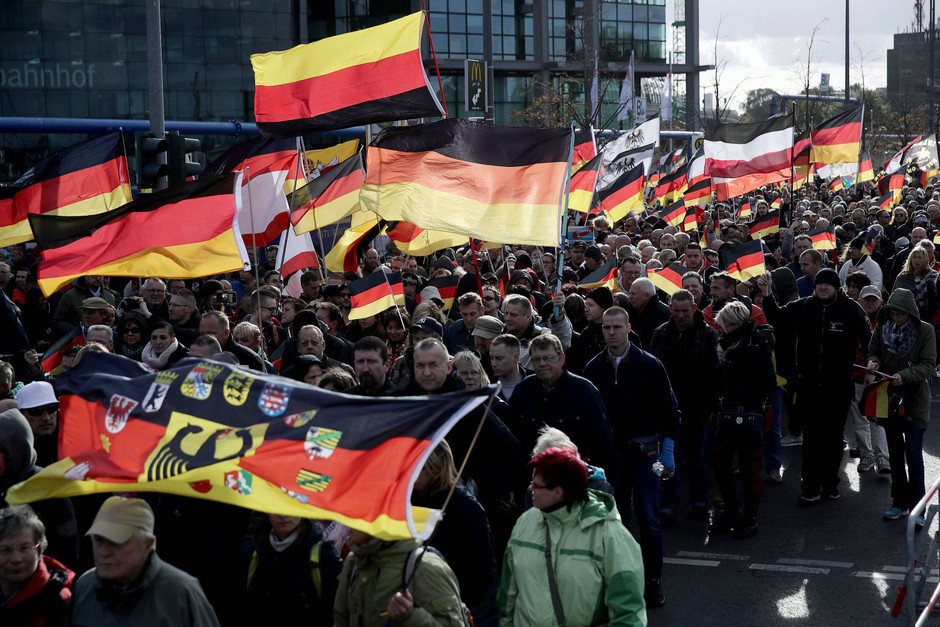 Bild zu: Hunderte Rechtsradikale ziehen am Einheitsfeiertag durch ...