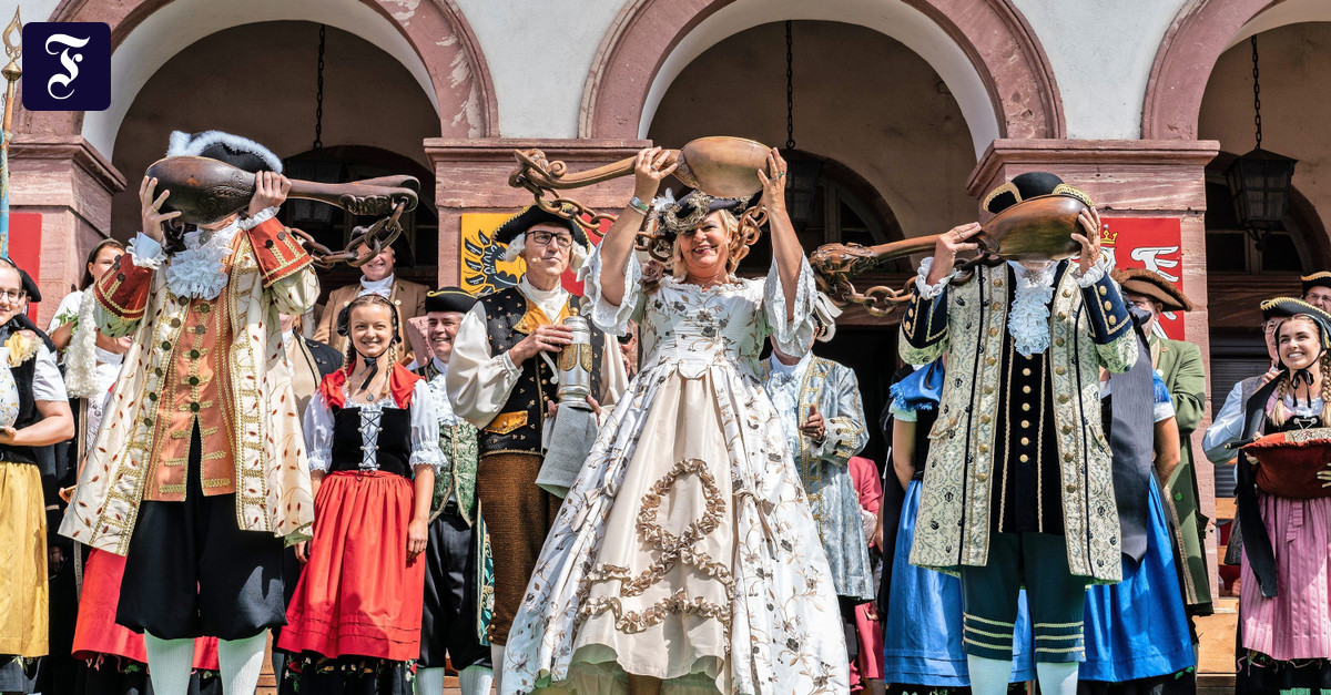 Nancy Faeser beim Löffeltrunk in Seligenstadt