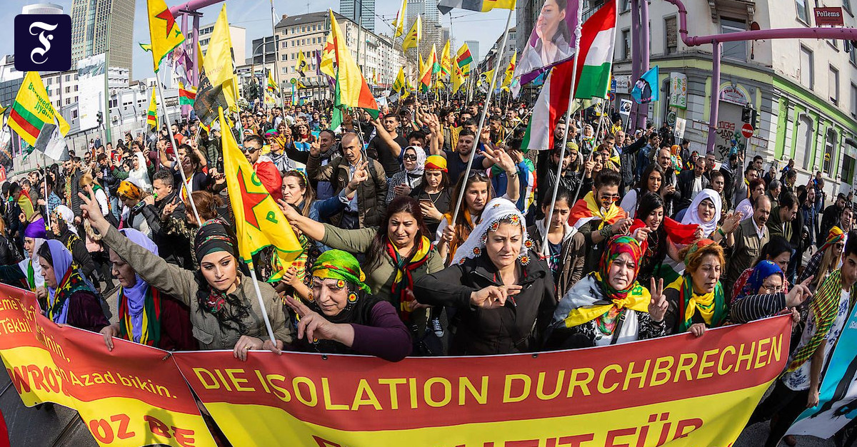 Zehntausende Demonstranten protestieren in Frankfurt – Waffen gefunden
