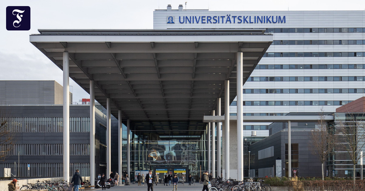 Prozess in Frankfurt: Psychisch Kranker griff Menschen vor Uniklinik mit Messer an