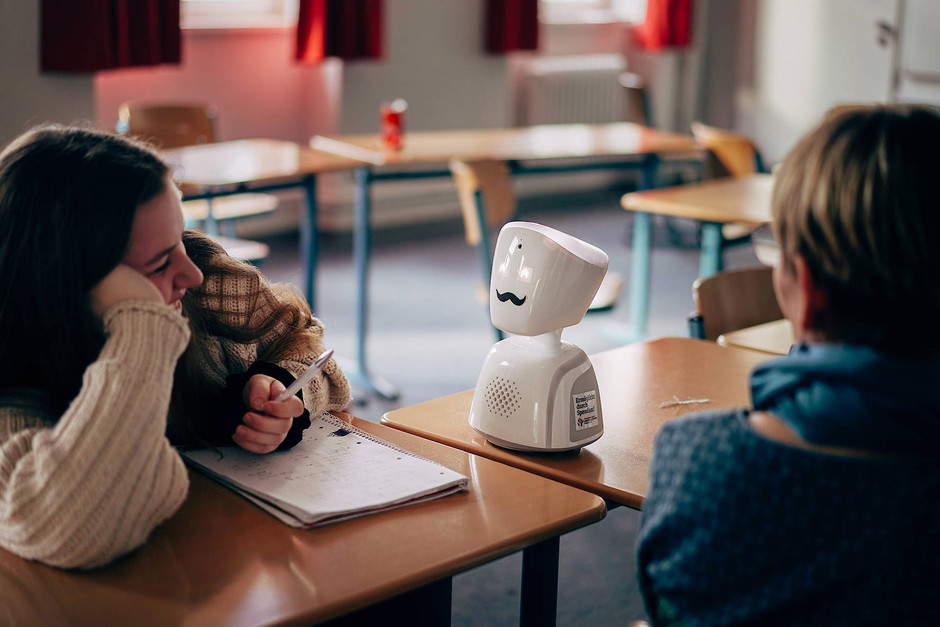 Bilderstrecke zu: Unterricht mit Roboter: Auf dem Bett im Klassenzimmer ...