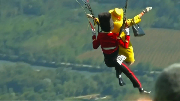 Wie Kuh und Queen beim Paragliding abheben