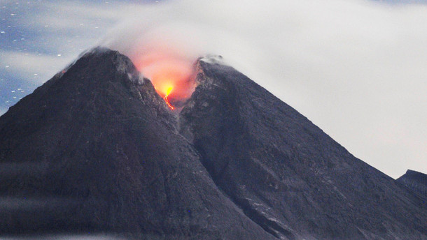 Vulkan „Mount Merapi“ auf Insel Java bricht aus