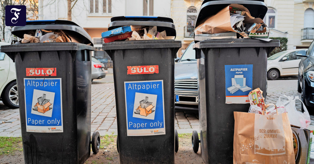 Volle Altpapiertonne: