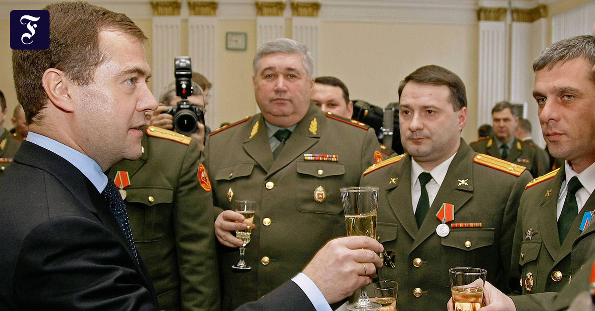 Russischer Regierungschef Medwedjew brennt Schnaps