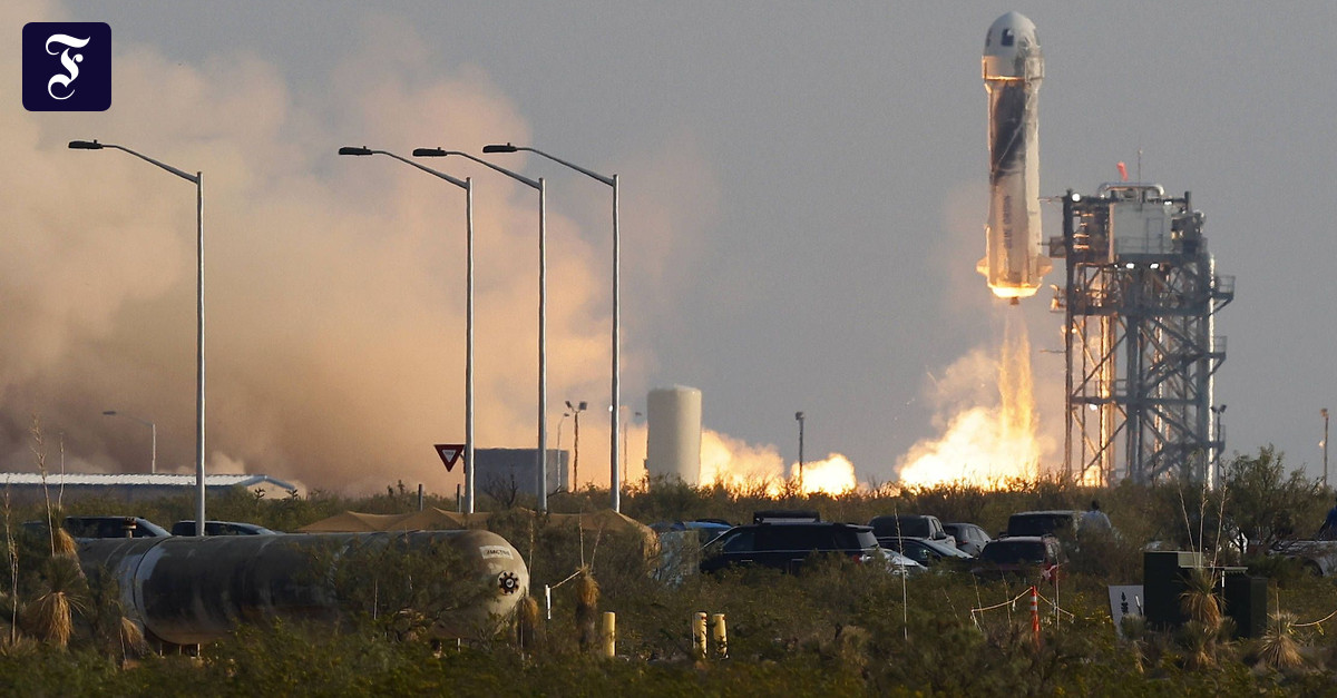 Jeff Bezos nach Flug ins All wieder gelandet