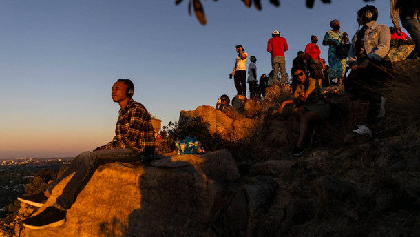 Silent Disco: Mit Kopfhörern gegen den Corona-Blues im Northcliff Ridge ...