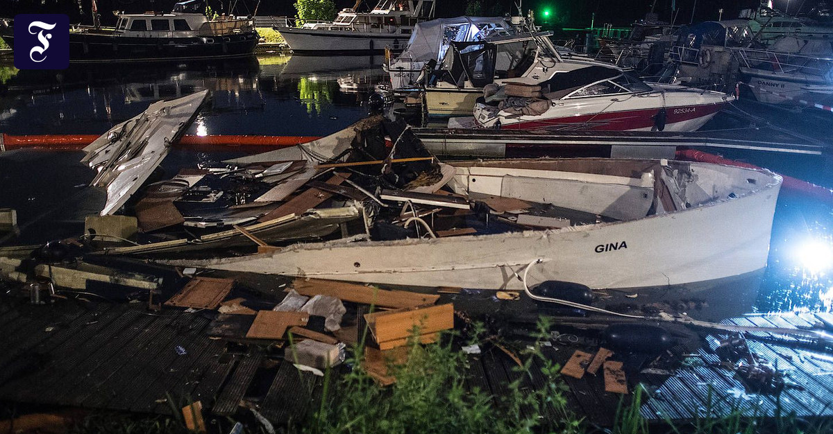 Rettungskräfte bei Explosion einer Jacht in Minden verletzt