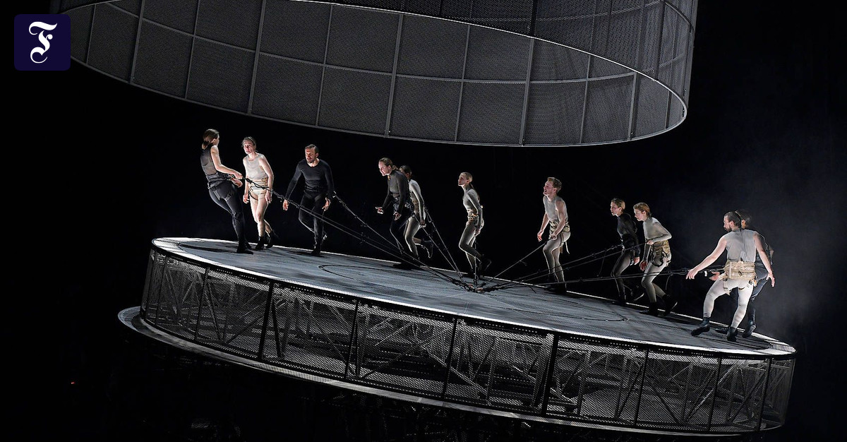 München: Ulrich Rasche inszeniert Elektra am Todestag von Ganz